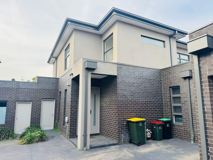 20%off Monthly Thornbury 4b Family Getaway - Ivanhoe