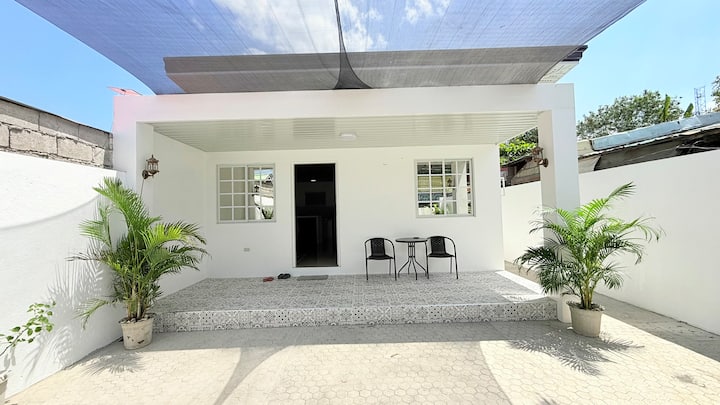 White House Dinalupihan Bataan Staycation/airbnb - Hermosa