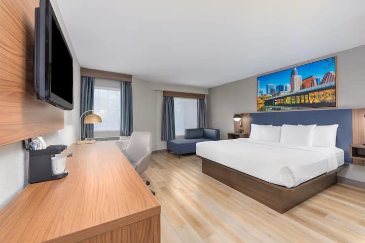 Suite King | Free Parking | La Quinta Dfw Airport - Grapevine, TX
