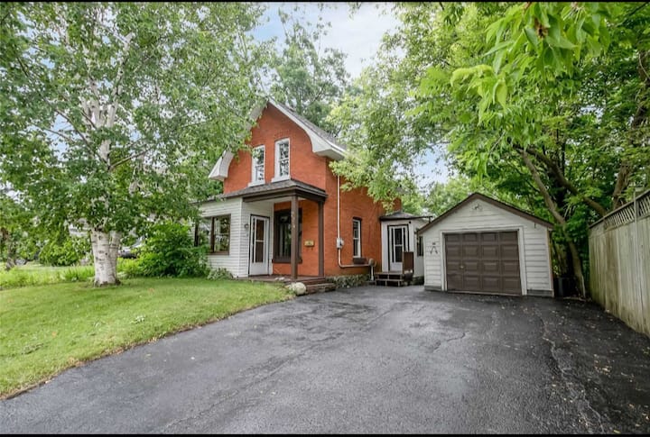 Charming Century Home W. Cottage Garden Suite - Midland