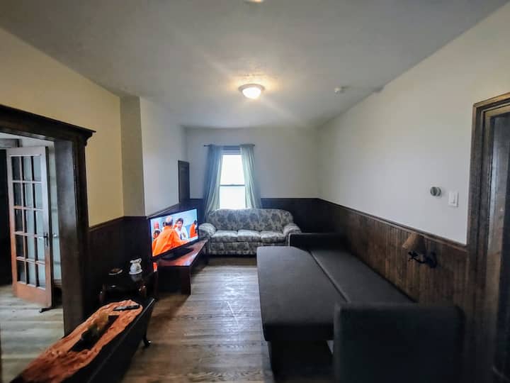 Charming Century Home W. Cottage Garden Suite - Midland