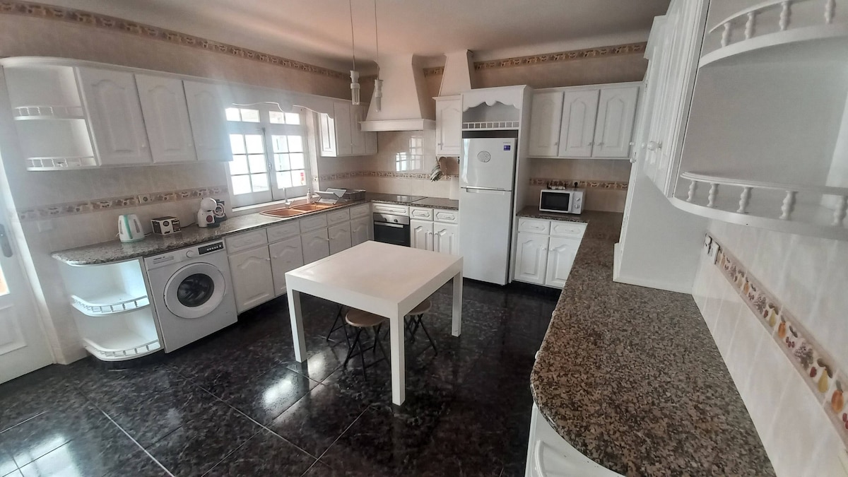 Habitación queen en casa típica azoriana espaciosa - Casas de campo en ...