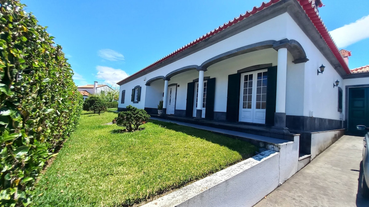Habitación queen en casa típica azoriana espaciosa - Casas de campo en ...