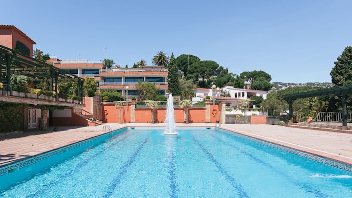 Es Pins Apt With Pool & Café – Cala Canyelles - Spain