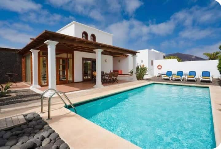 2-bed Villa With Heated Pool • Near Marina Rubicón - Playa Blanca