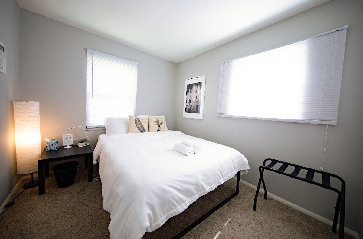 Chambre privée près de l'aéroport, arrivée autonome et stationnement ...