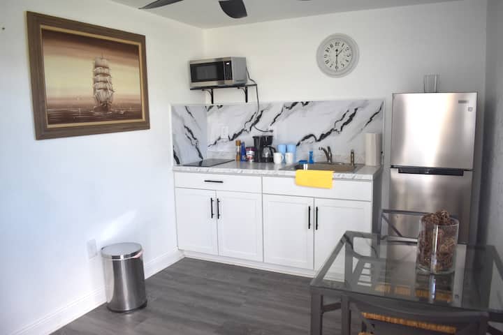 Cozy Private Studio Near Tampa Airport & Stadium - Tampa, FL