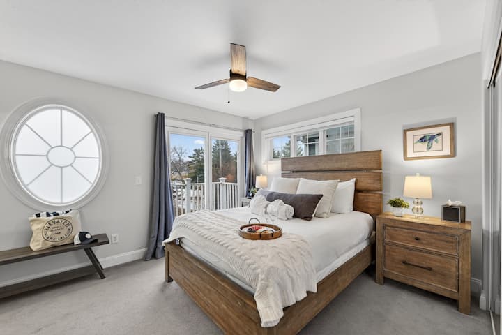 Parkside Downtown Retreat | Walkable - Traverse City, MI