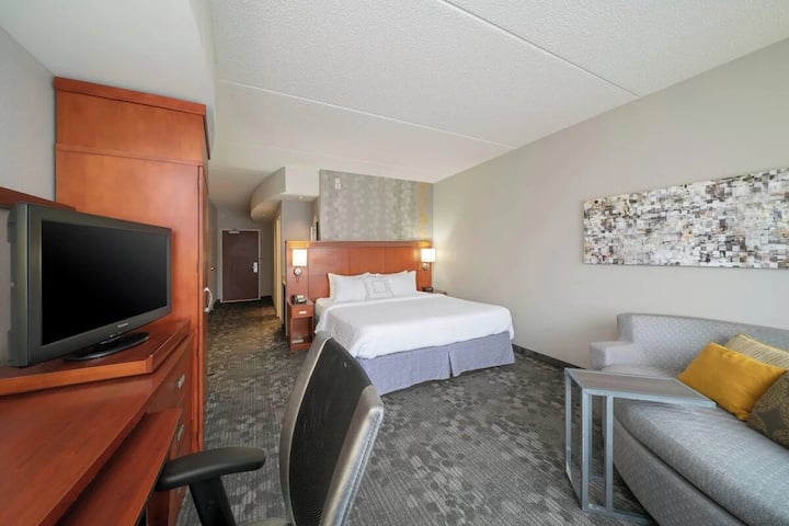 King Sofa | Courtyard Salisbury | Ocean City 35 Mi - Salisbury, MD