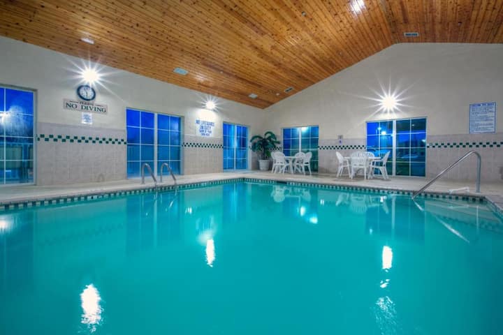 Mountain Air Stay | Pool. Free Breakfast & Parking - Boone, NC