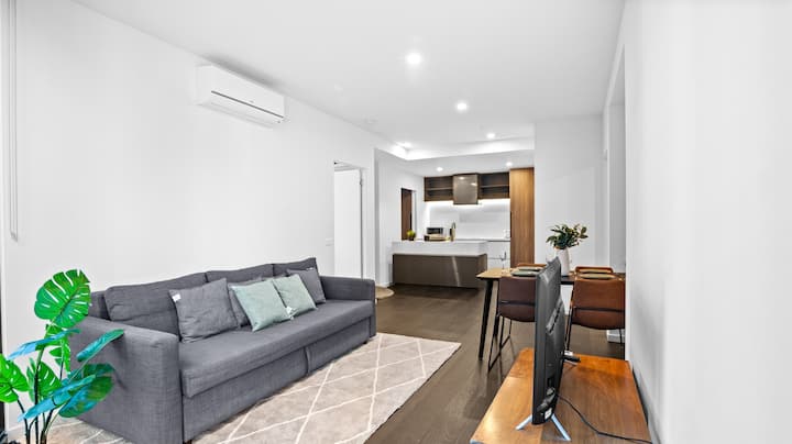 New Apartment In Prime Location|2 Beds + Sofa Bed - Melbourne