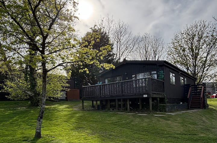 Cosy Pine Lodge With Sea View & Deck - Pwllheli