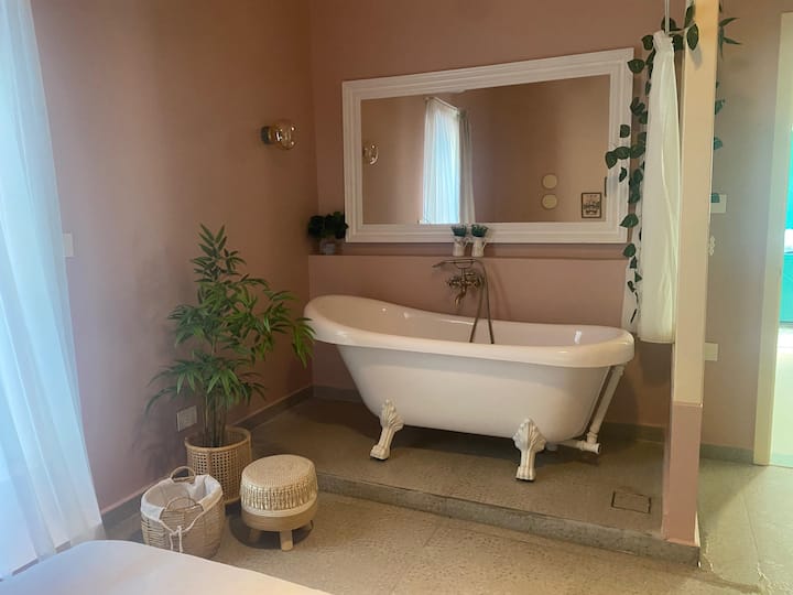 Sàwā Joury: 1br Rosy Apt W/ Bathtub / Mar Mikhael - Beirut