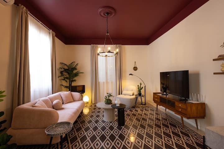 Sàwā Joury: 1br Rosy Apt W/ Bathtub / Mar Mikhael - Beirut