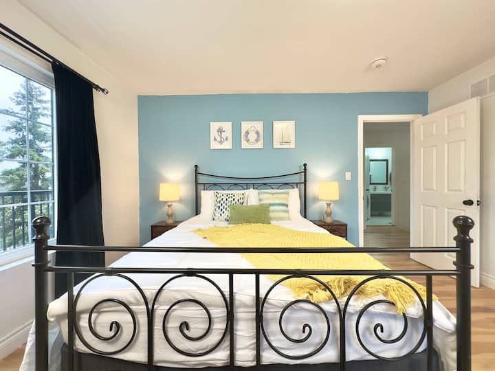 Lake Erie Blue Room Getaway - Port Colborne