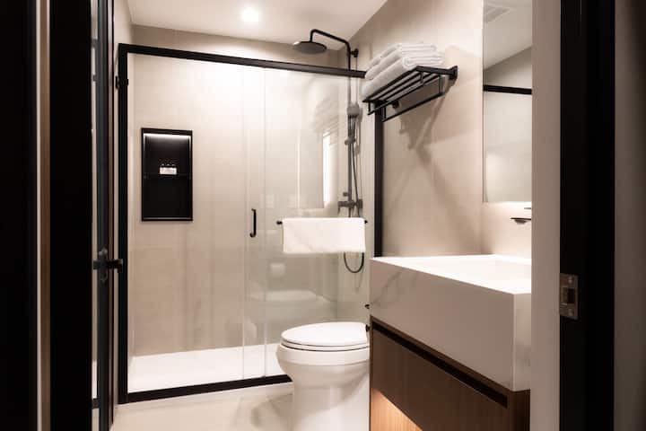 Sosuite | Corner Queen Room W Desk - Philadelphia, PA