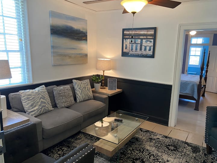 Blue Ruby Inn Upstairs Suite | Private & Spacious - Elizabeth City, NC