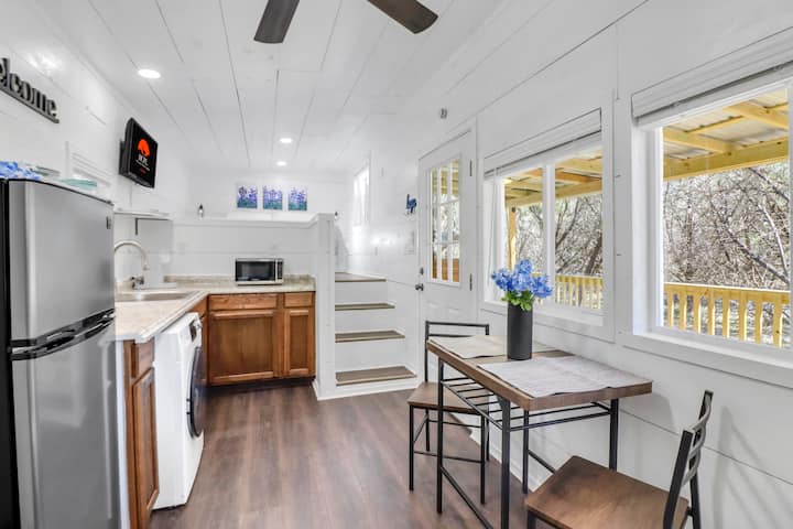 Cozy Tiny Home W/ Porch Swing & Views - Natural Bridge Wildlife Ranch