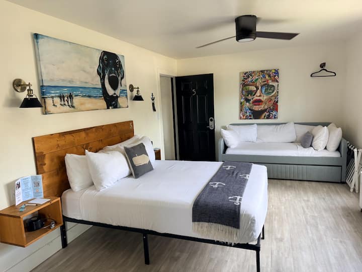 Queen Room With Trundle Bed - Santa Barbara, CA