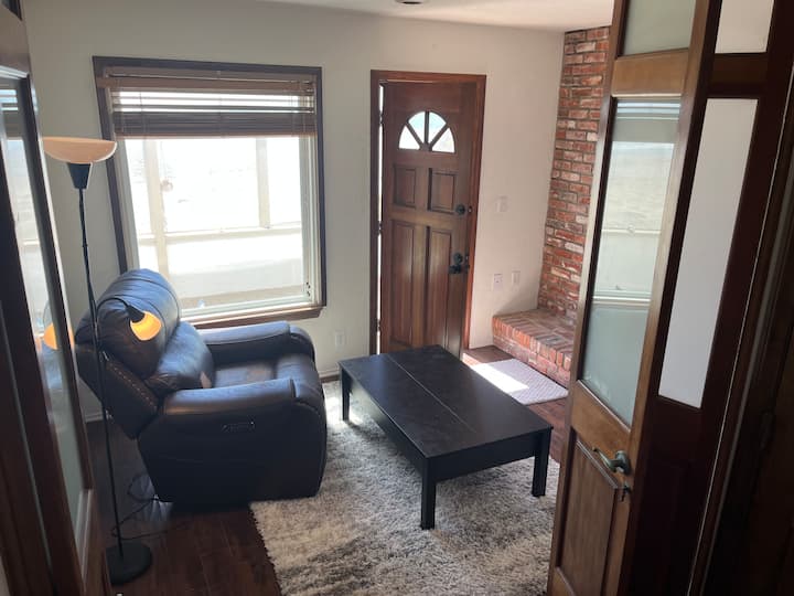 On-the-sand Room W/small Den•hot Tub/parking/petok - Ventura, CA