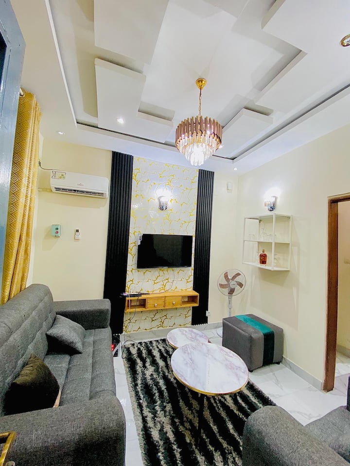 Elegant Light Filled Urban Retreat With Balcony. - Kinshasa