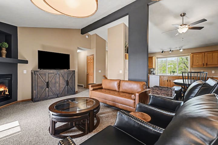 Designer 4br Retreat | Sleeps 8 | 2 Car Garage - Bennington, NE