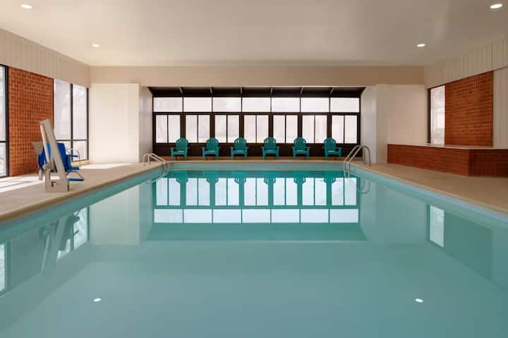 Near Busch Gardens With Free Breakfast + Parking - Williamsburg, VA