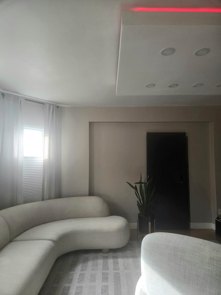 Modern 3 Bedroom Oasis Near Avon/holbrook Line - Brockton, MA
