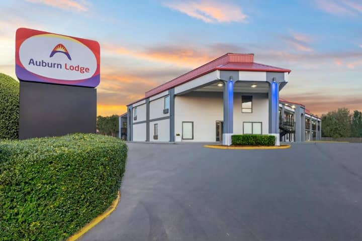 Near Auburn With Free Breakfast & Parking - Auburn, AL