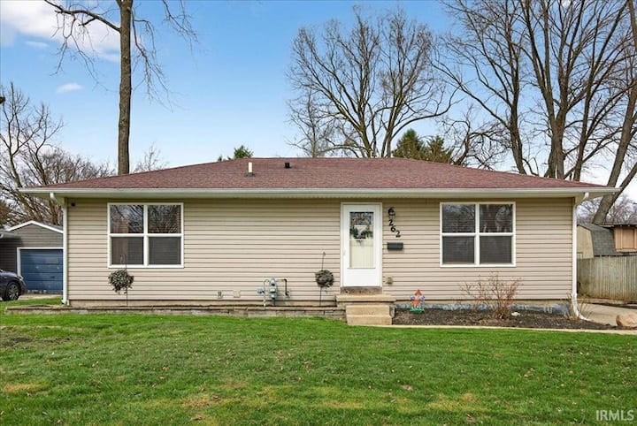 Adorable 2 Bedroom Home Near Purdue University - Lafayette, IN