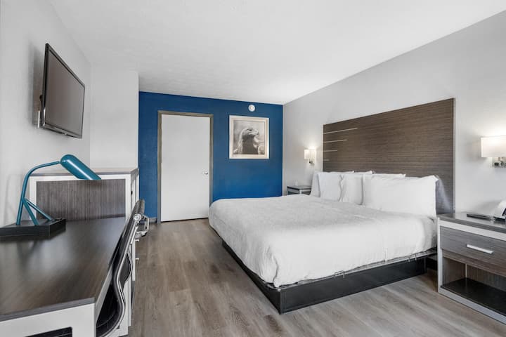 Near Jordan-hare With Breakfast & Parking Included - Auburn, AL