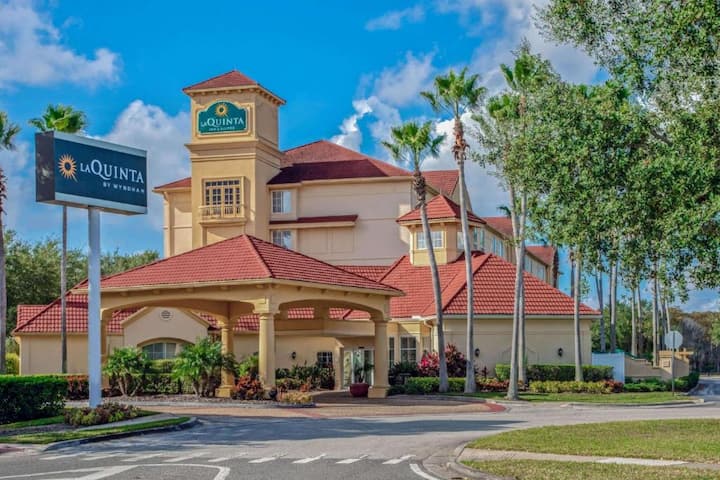 Minutes From Mco + Shuttle & Free Breakfast - Orlando, FL