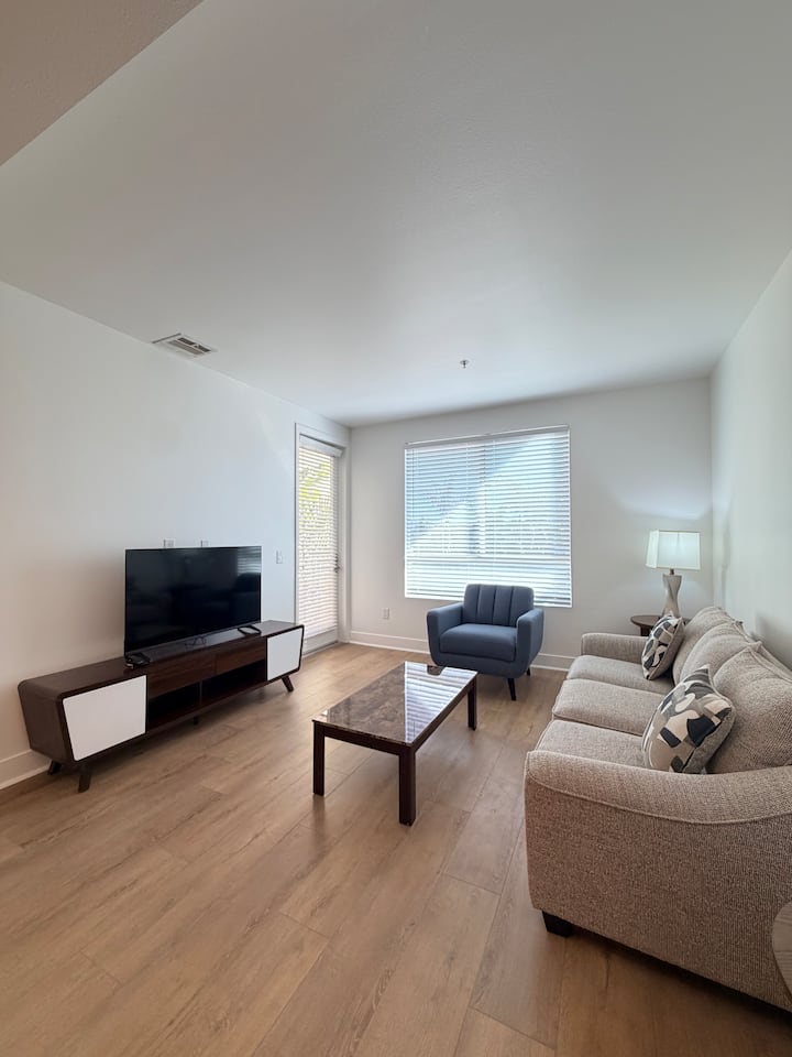 Fully Furnished 1br San Diego W/ Wi-fi • Parking - San Diego, CA