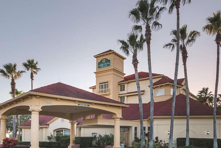 King Suite Near The Airport W/ Shuttle + Pool - Orlando, FL