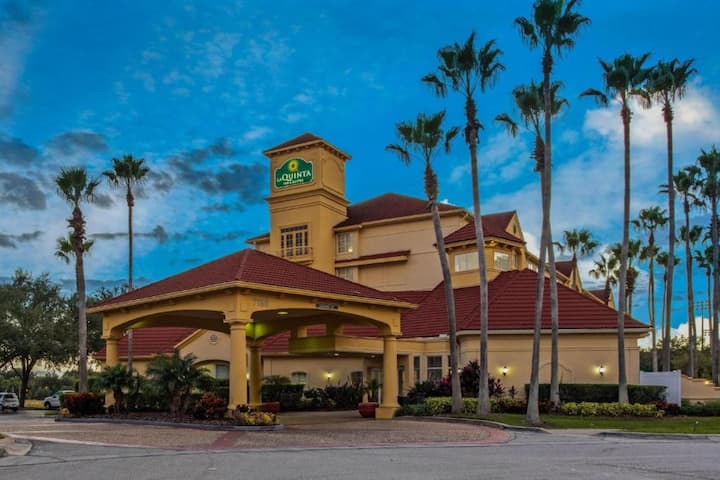 Just 3 Miles From Mco W/shuttle + Pool & Breakfast - Orlando