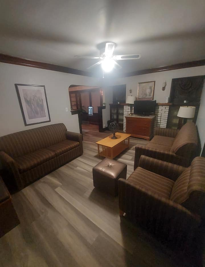 Nice And Cozy, With A Just Like Home Feel. - Cleveland Heights, OH