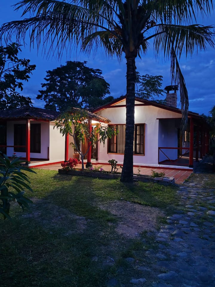 Casa Campestre Con Jardines Amplios Y Aire Puro. - Huila