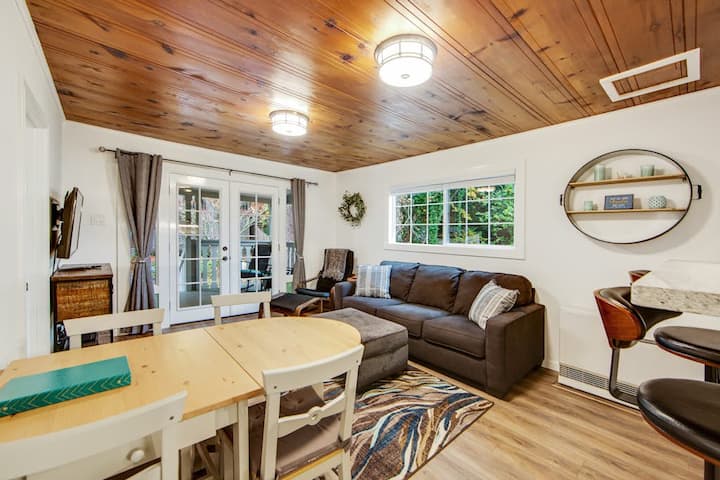 Guerneville Dog-friendly Redwood Cottage + Hot Tub - Guerneville, CA