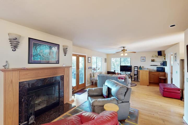 Cloverdale Hillside Lodge On 7 Wooded Acres - Cloverdale, CA