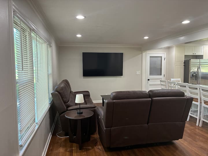 Family-friendly Home With Large Backyard - Overland Park, KS