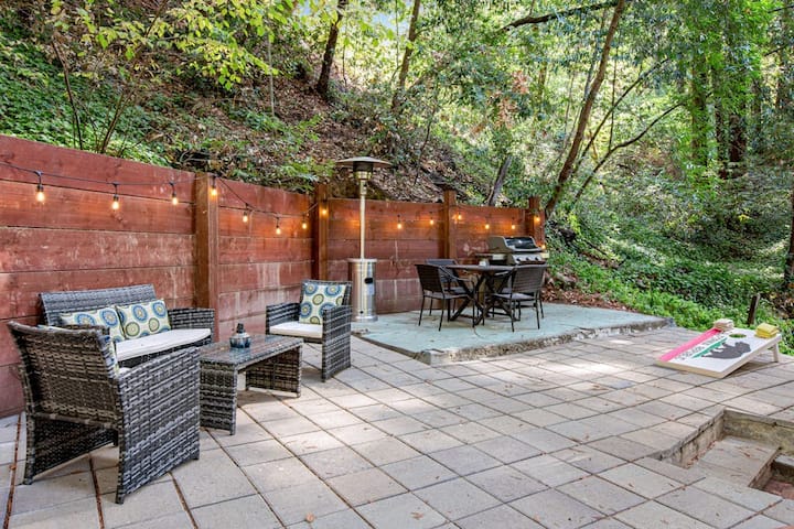 Guerneville Redwood Canyon Retreat + Patio & Grill - Guerneville, CA