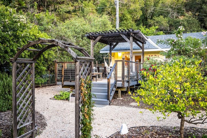 Cloverdale Dog-friendly Creekside Retreat - Cloverdale, CA