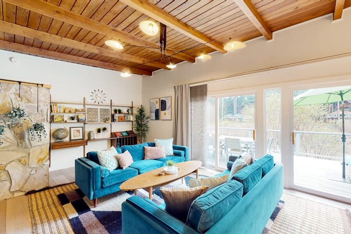 Monte Rio Dog-friendly Riverfront Hot Tub Retreat - Guerneville, CA