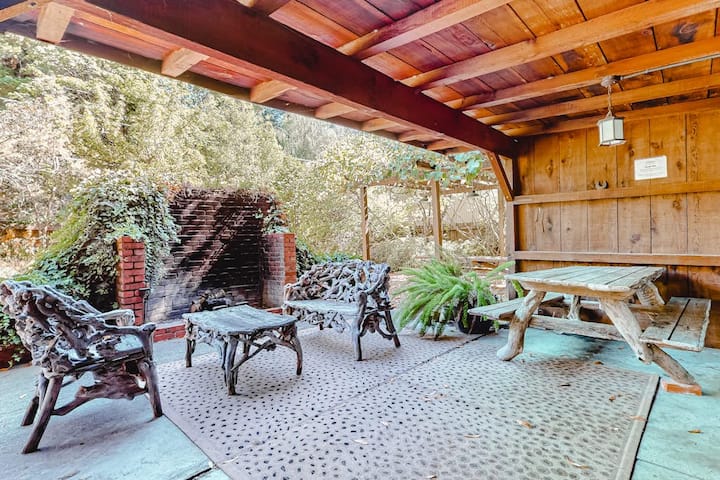 Guerneville Dog-friendly Riverfront Lodge - Cazadero, CA