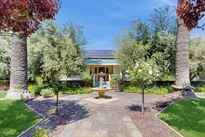 Healdsburg Dog-friendly Vineyard Farmhouse - Healdsburg, CA