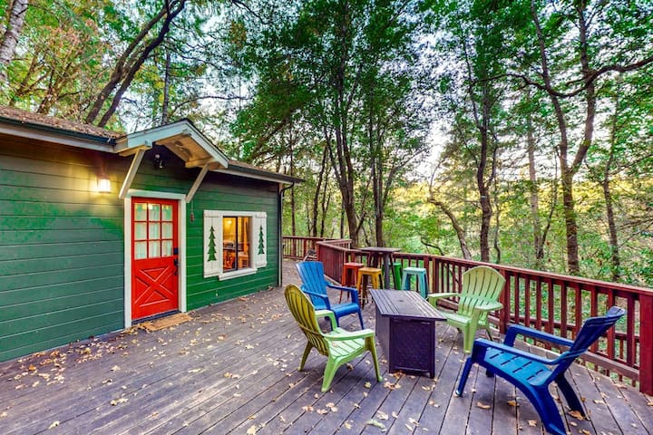 Forestville Dog-friendly Forest Cabin With Hot Tub - 몬테 리오