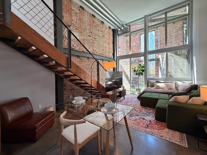 Iconic Urban Brick Loft W/ Parking, Ac, Rooftop - Ballard - Seattle