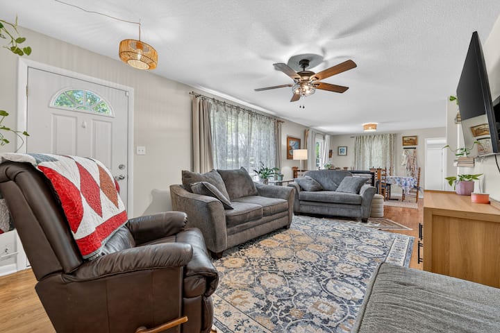 Family Friendly Home - Large Fenced Yard - Kansas City