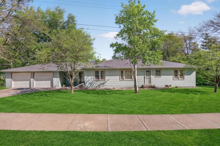 Family Friendly Home - Large Fenced Yard - Kansas City, MO