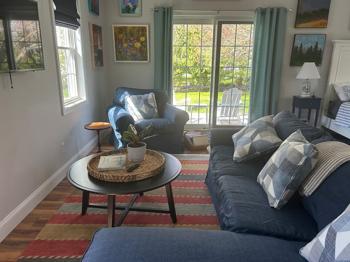 Peaceful Guest Suite With Private Entrance - Bristol, RI